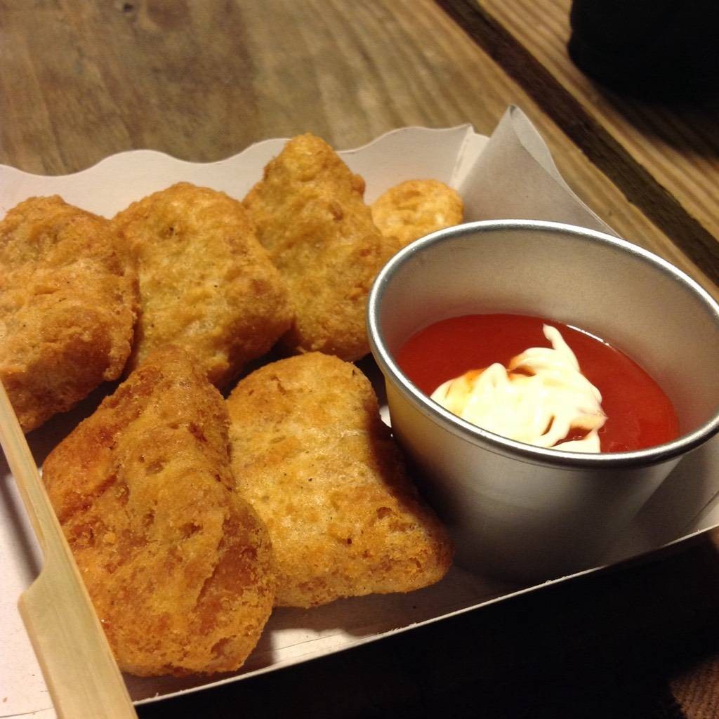 รีวิว 3rd World Cafe - burger with friends rarely can go wrong. - Wongnai