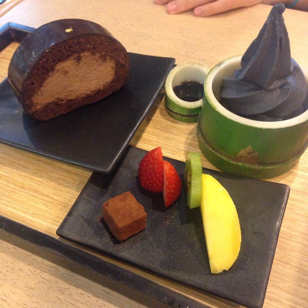 รีวิว Kyo Roll En สยาม พารากอน - ไอติมสีดำ คู่กับ โรล ที่เข้ากันที่สุด!