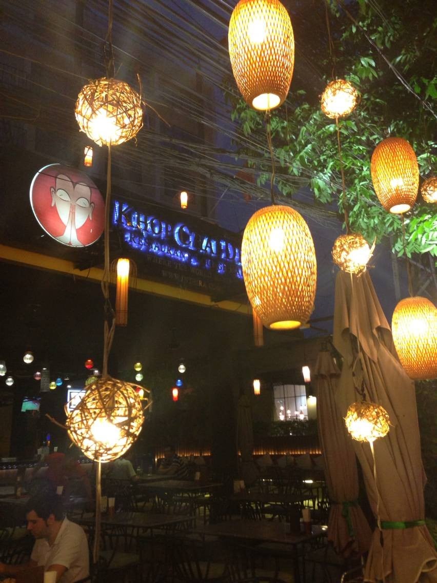 รีวิว Khop Chai Deu Restaurant Khop Chai Deu Thakhek - สัมผัสบรรยากาศเวียงจันทน์ยามค่ำคืนไปกับ ...