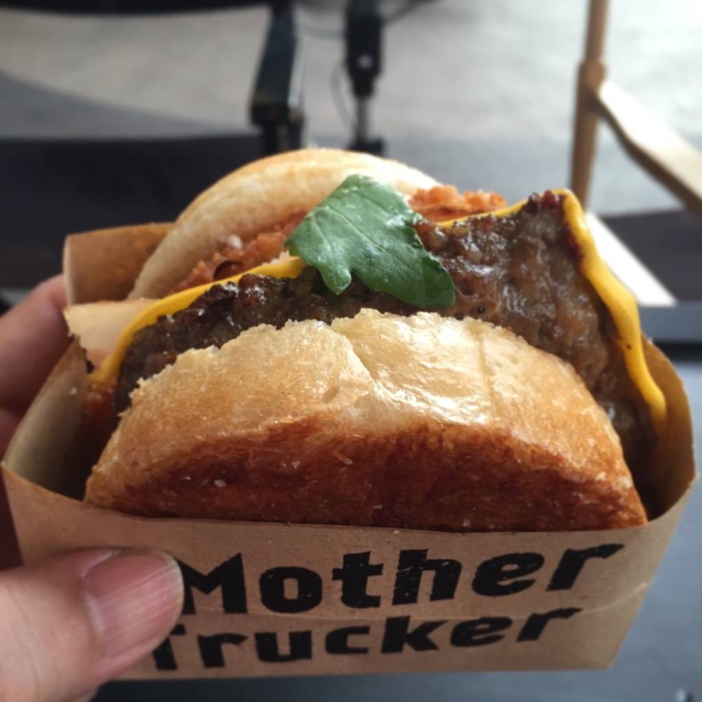 รีวิว Mother Trucker Burger - กินก่อนร้านปิด - Wongnai