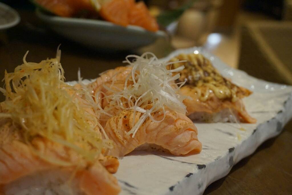 รีวิว Sen-ryo Sushi ทองหล่อ - ความดีงามในคุณภาพ แซลมอนลนไฟ 3 คำ 35 บาท