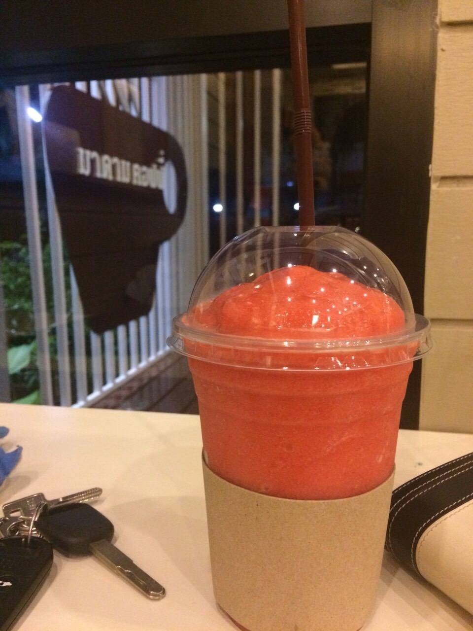รีวิว Madame Coffee - คาเฟ่เปิดใหม่ สตรอเบอรี่สมูทตี้อร่อย 😊 - Wongnai