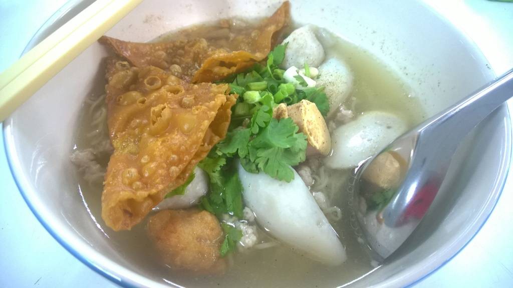 ร้าน ก๋วยเตี๋ยวลูกชิ้นปลา ลูกรอกราชวัตร | รีวิวร้านอาหาร