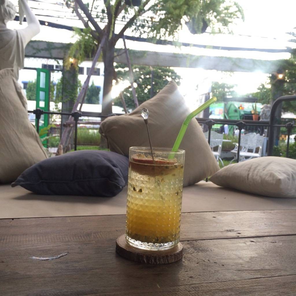 รีวิว Small Talk Cafe & Hangout - ไม่แพง นั่งสบาย มุมถ่ายรูปเยอะมากก