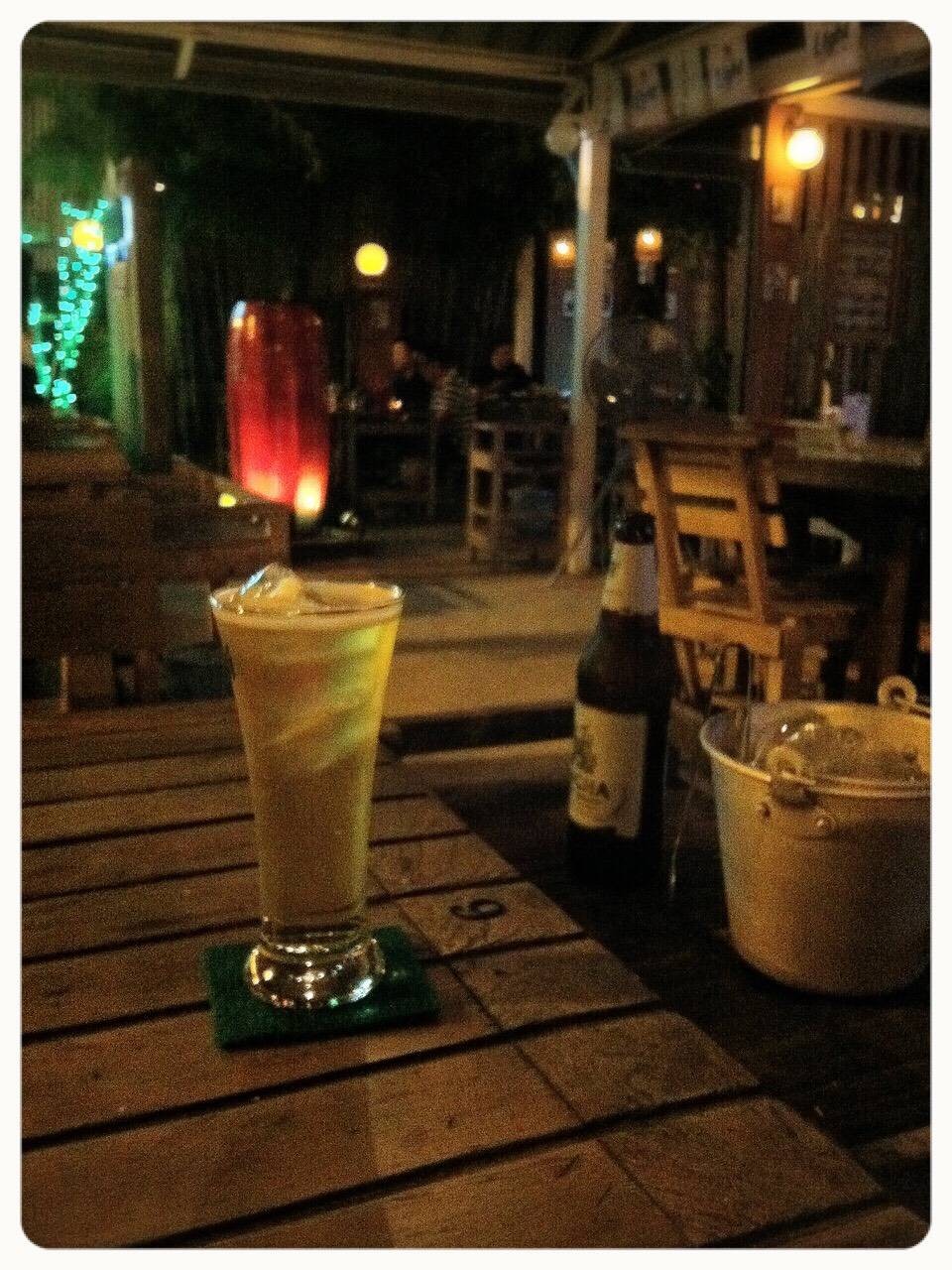 รีวิว อุดมสุข 90's Bar & Restaurant - ฟังเพลง กินลม ชมสาว