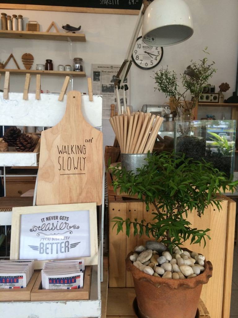 รีวิว Walking Slowly Cafe - ร้านน่ารักดีค่ะ