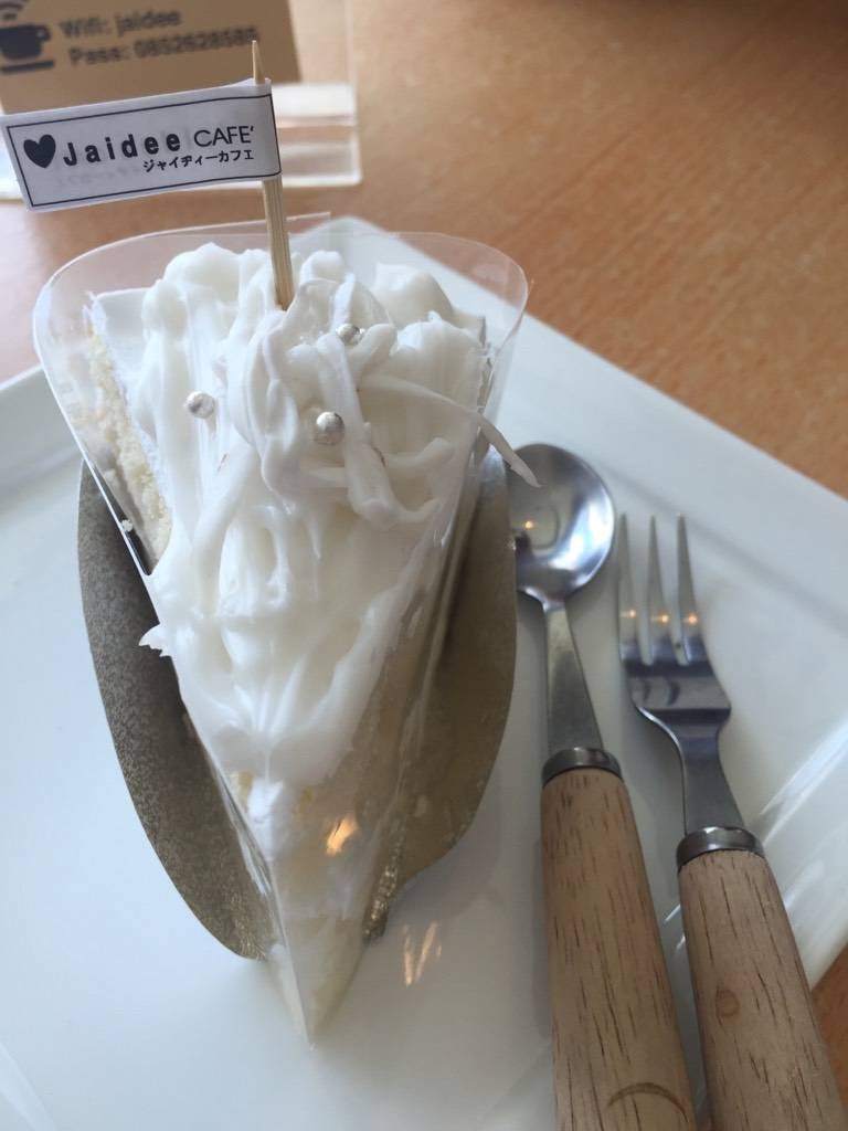 รีวิว Jaidee CAFE'. ジャイヂィ―カフェ ใจดีคาเฟ่ - แต่งร้านน่ารักดี เค้กยราวนี่อร่อย