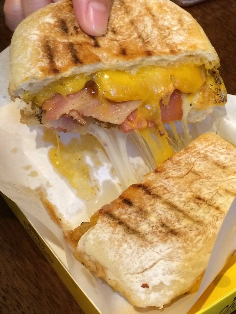 รีวิว Holy Cheese ตลาดรถไฟรัชดา - Holy Cheese... ชีสเยิ้ม ไส้ทะลัก ...