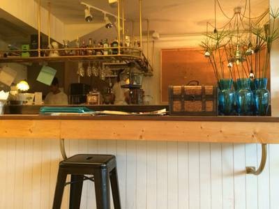 รีวิว Glur Bangkok Hostel & Coffee Bar - ร้านสวยมากค่ะ บรรยากาศดูดี