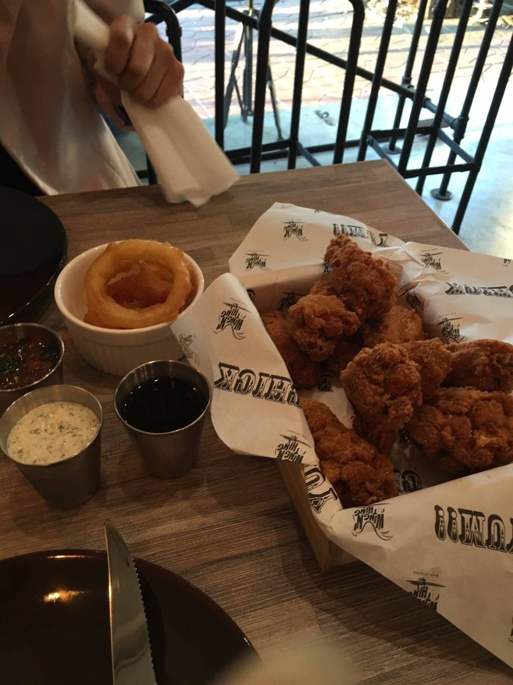 รีวิว Wing N' Thing - ไก่ทอดอาจจะธรรมดา แต่ซอสอร่อยมากกก - Wongnai