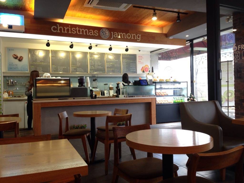 รีวิว Christmas Jamong - ร้านนี้กาแฟอร่อย แถมนั่งดูวิววังเคียงบ๊อกได้ด้วย