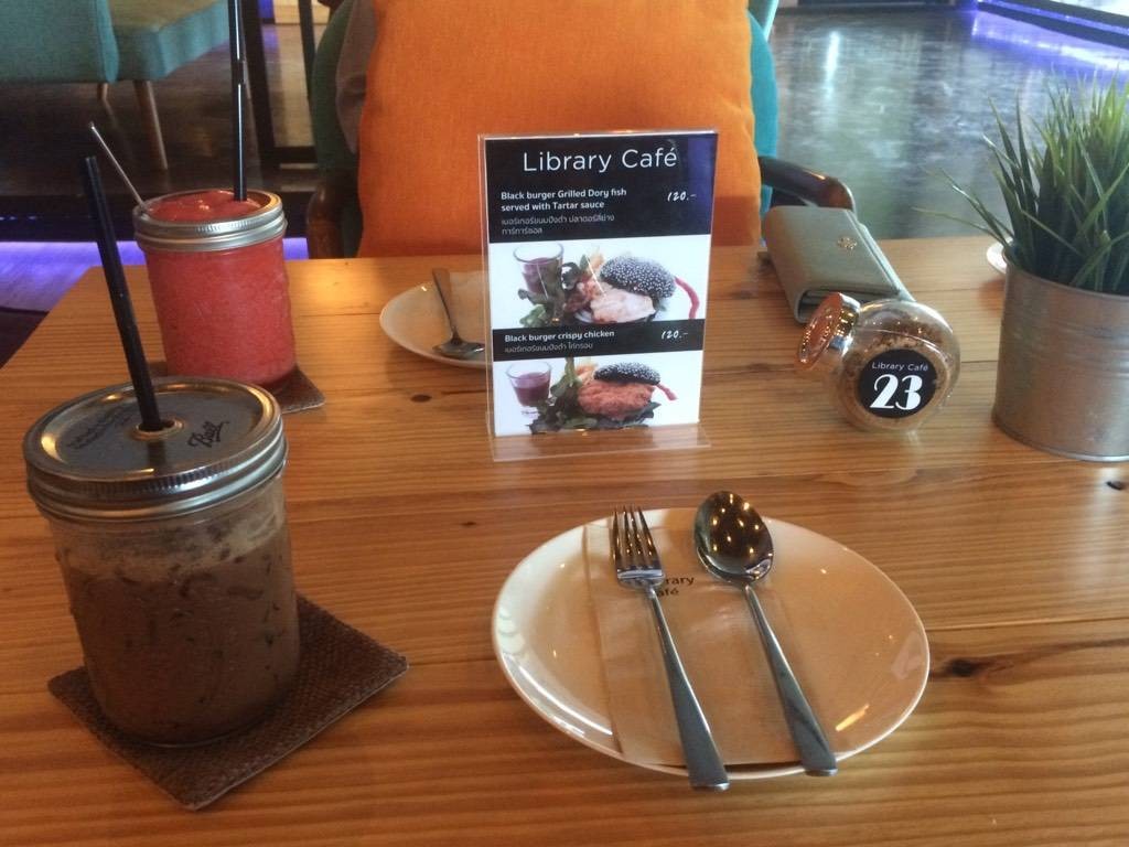 รีวิว Library Cafe' - ร้านสวย นั่งสบาย หลากหลายเมนู