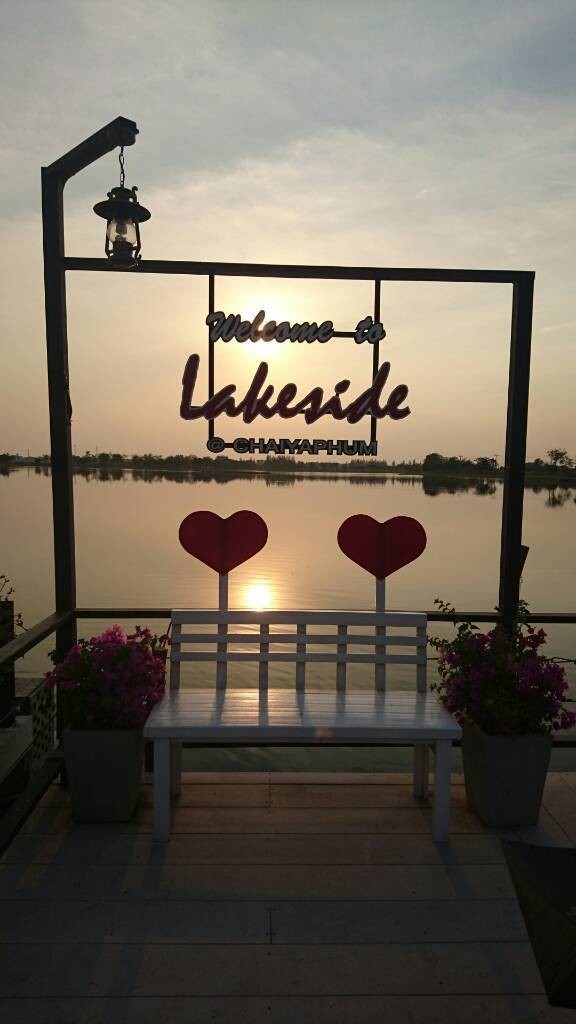 รีวิว Lakeside Coffee & Cuisine - บรรยากาศดี ดนตรีเพราะ
