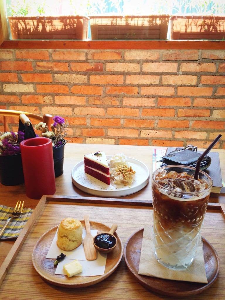 รีวิว Busaba Cafe & Bake Lab - บรรยากาศดีมาก แอร์เย็น จัดร้านแต่งร้าน ...
