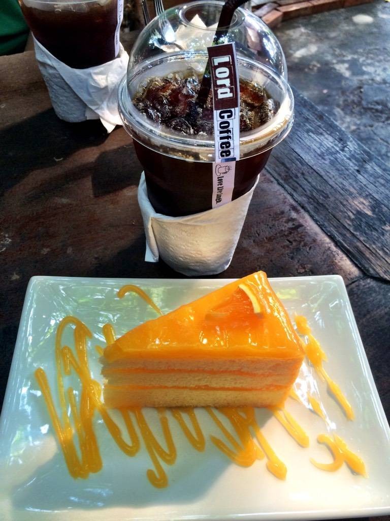 รีวิว Lord Of Coffee หมู่บ้านสัมมากร - มาแล้วมาอีก กาแฟอร่อย เค้กละมุน ...