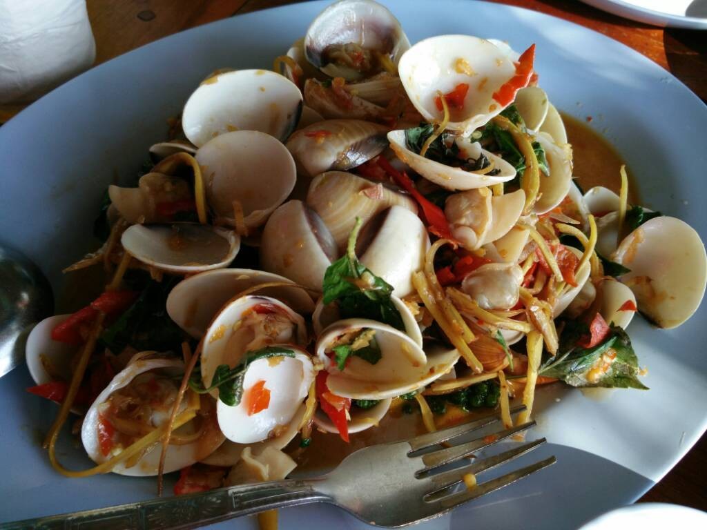 หอยตลับผัดฉ่า • จานใหญ่มาก.. สำหรับคนไทย จะรสจัดจ้านดีมาก ร้าน ตังเก 1 ...