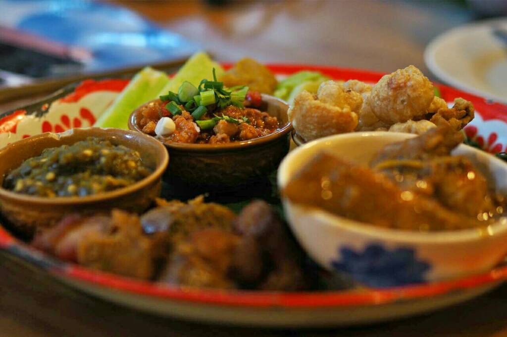 ออเดิร์ฟเมือง Orderve • เสริฟมาในชุดขันโตก ร้าน เฮือนม่วนใจ๋ Huan Muan ...