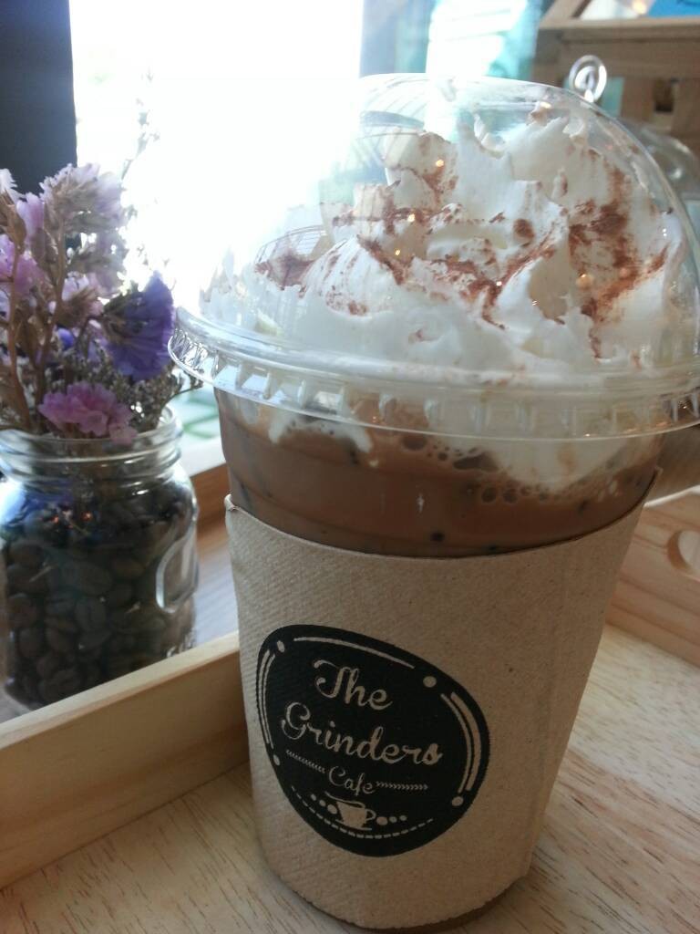 รีวิว The Grinders Cafe โครงการชวนชื่นการ์เด้น - ร้านสวย เย็น สบาย กาแฟ ...