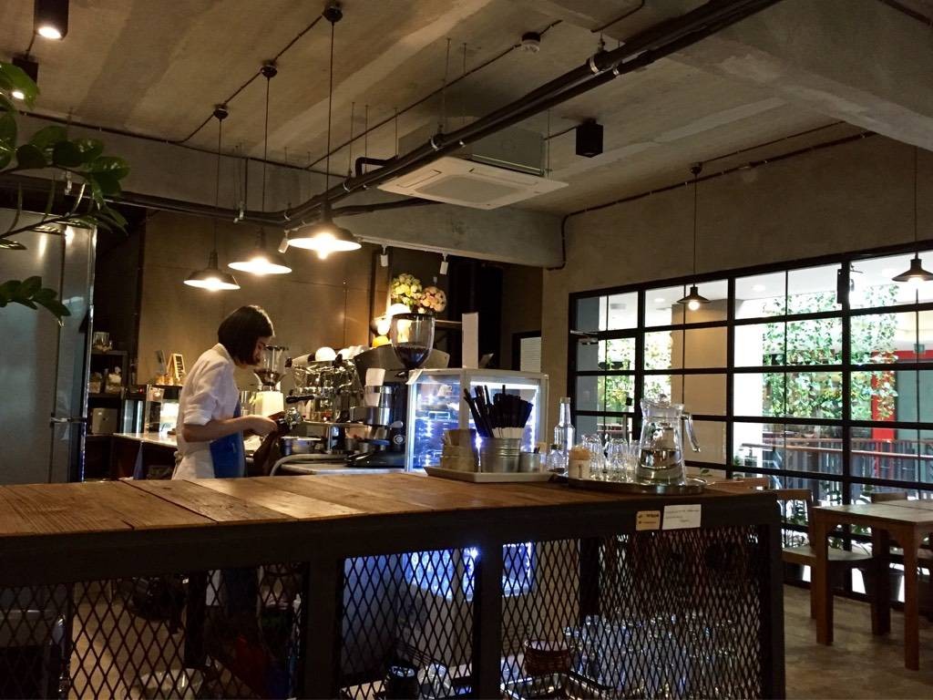 รีวิว FAT BEAVER - แนะนำมานั่งอ่านหนังสือกันครับ