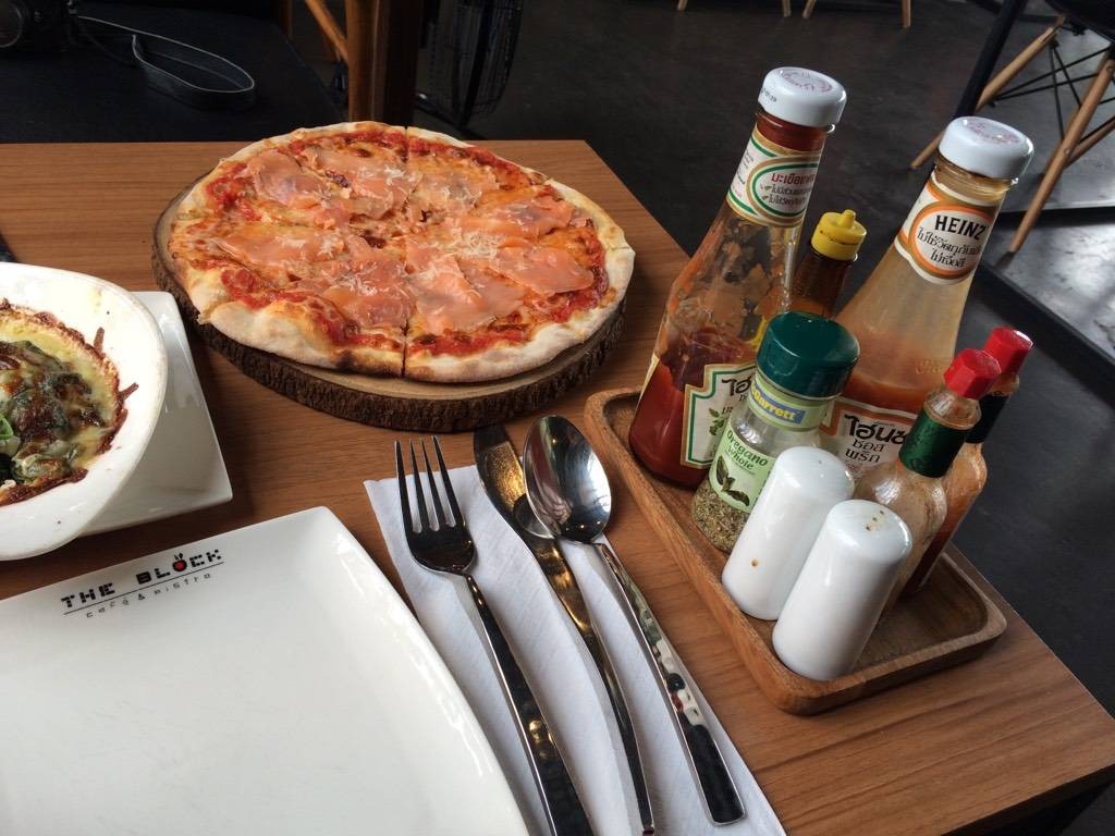 รีวิว The Block Café & Bistro - สงบ สะอาด บรรยากาศดี