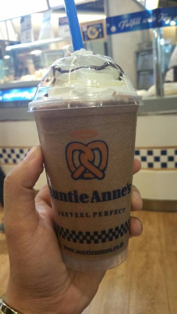 รีวิว Auntie Anne's พรอมเมนาดา - ช็อกโกแลตปั่นกับขนมปังยามบ่าย