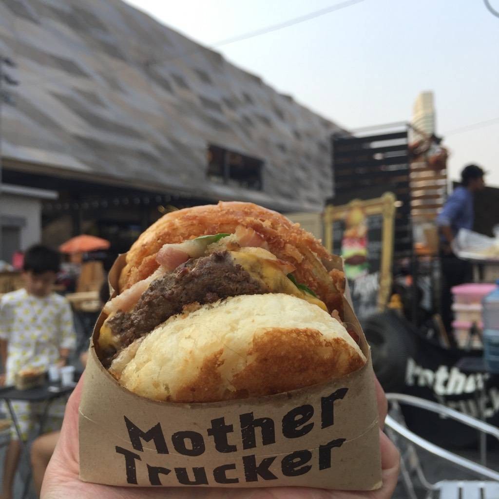 รีวิว Mother Trucker Burger - food truck ยอดฮิต
