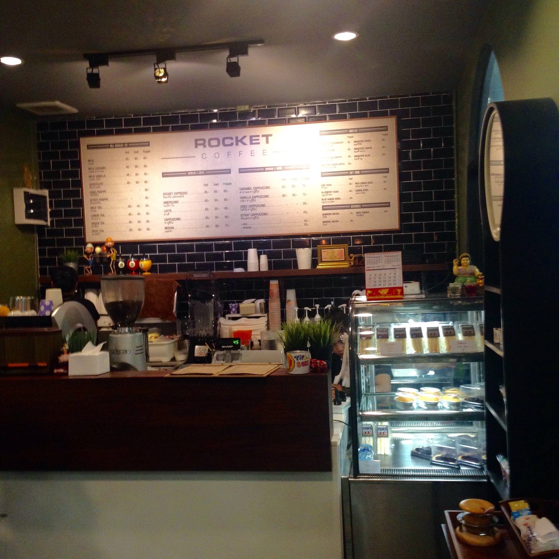 รีวิว Rocket Coffee - หลบร้อนมาพักก่อนที่ Rocket Coffee