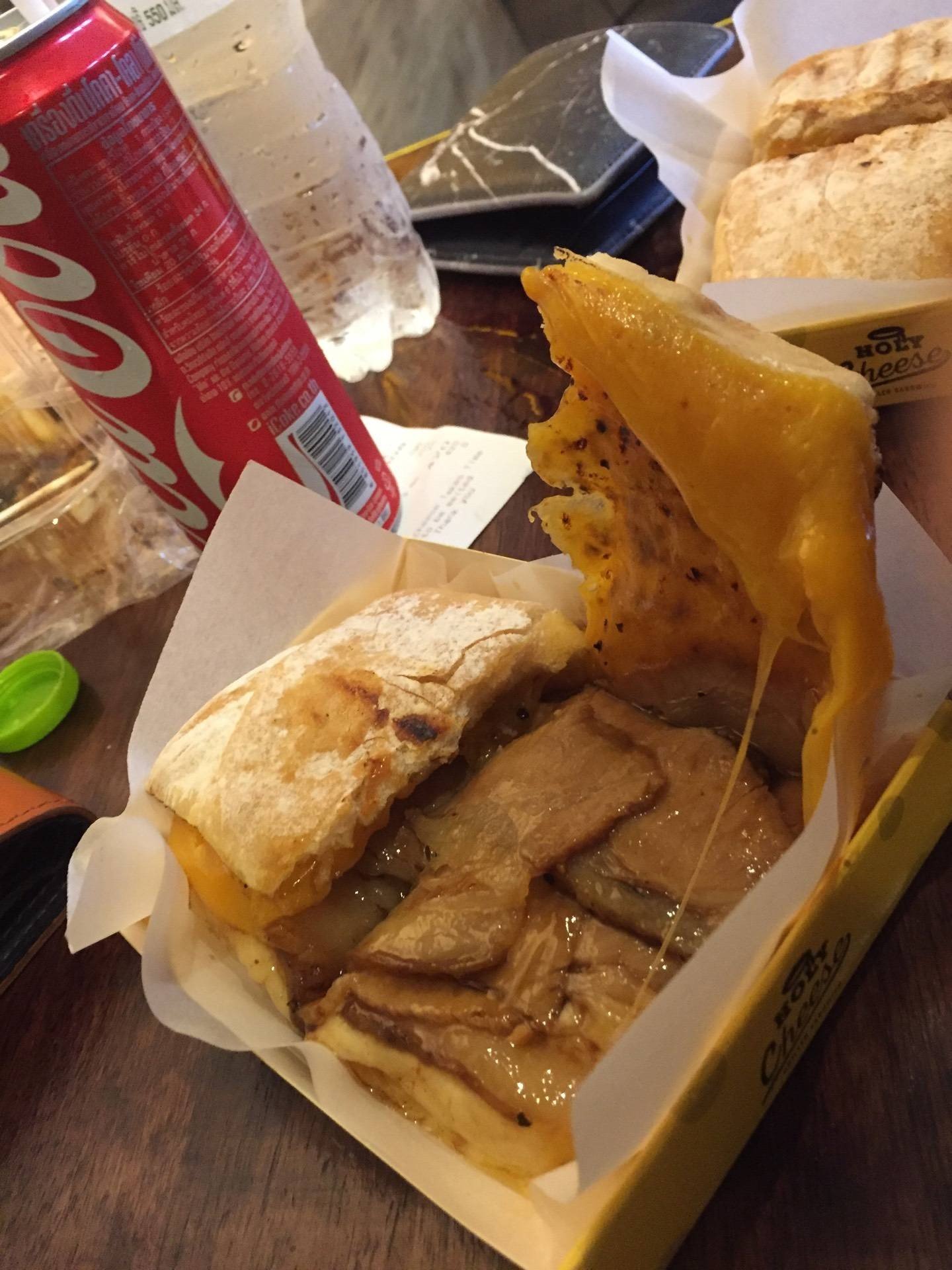 รีวิว Holy Cheese ตลาดรถไฟรัชดา - อร่อยชีสเน้นๆ ไส้ให้เยอะ