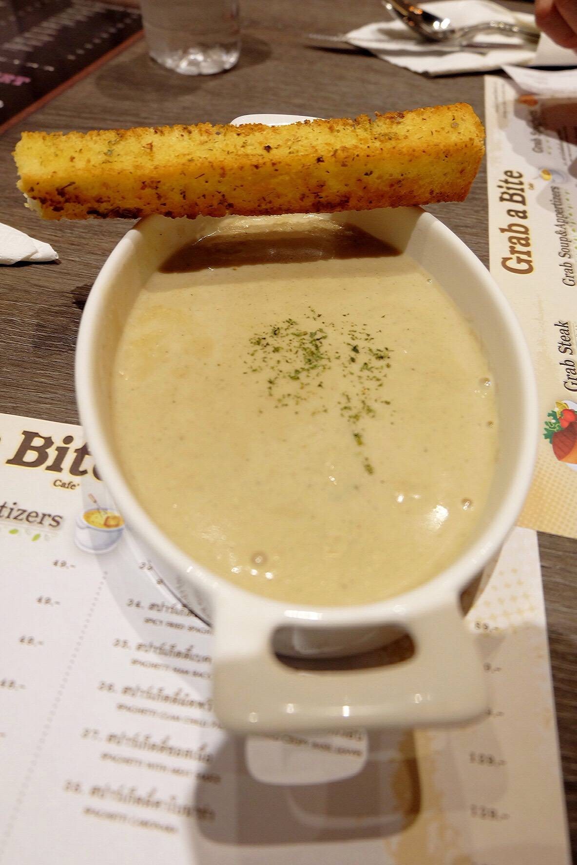 รีวิว Grab A Bite Cafe' - ร้านอาหารใต้คอนโดทางออกชลบุรี ดูดีเชียวค่ะ~