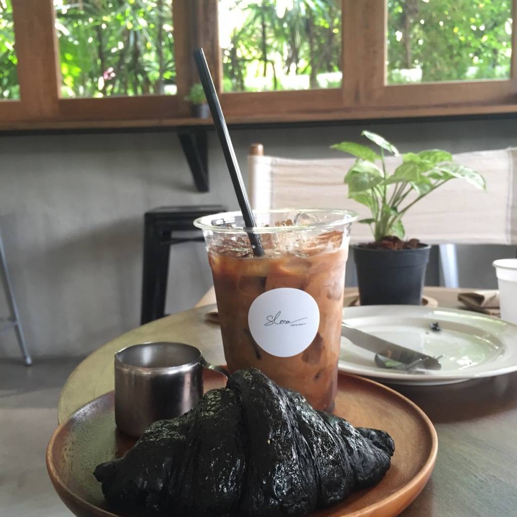 รีวิว Slow Cafe By Room111 - double 8 latte & charcoal croissant