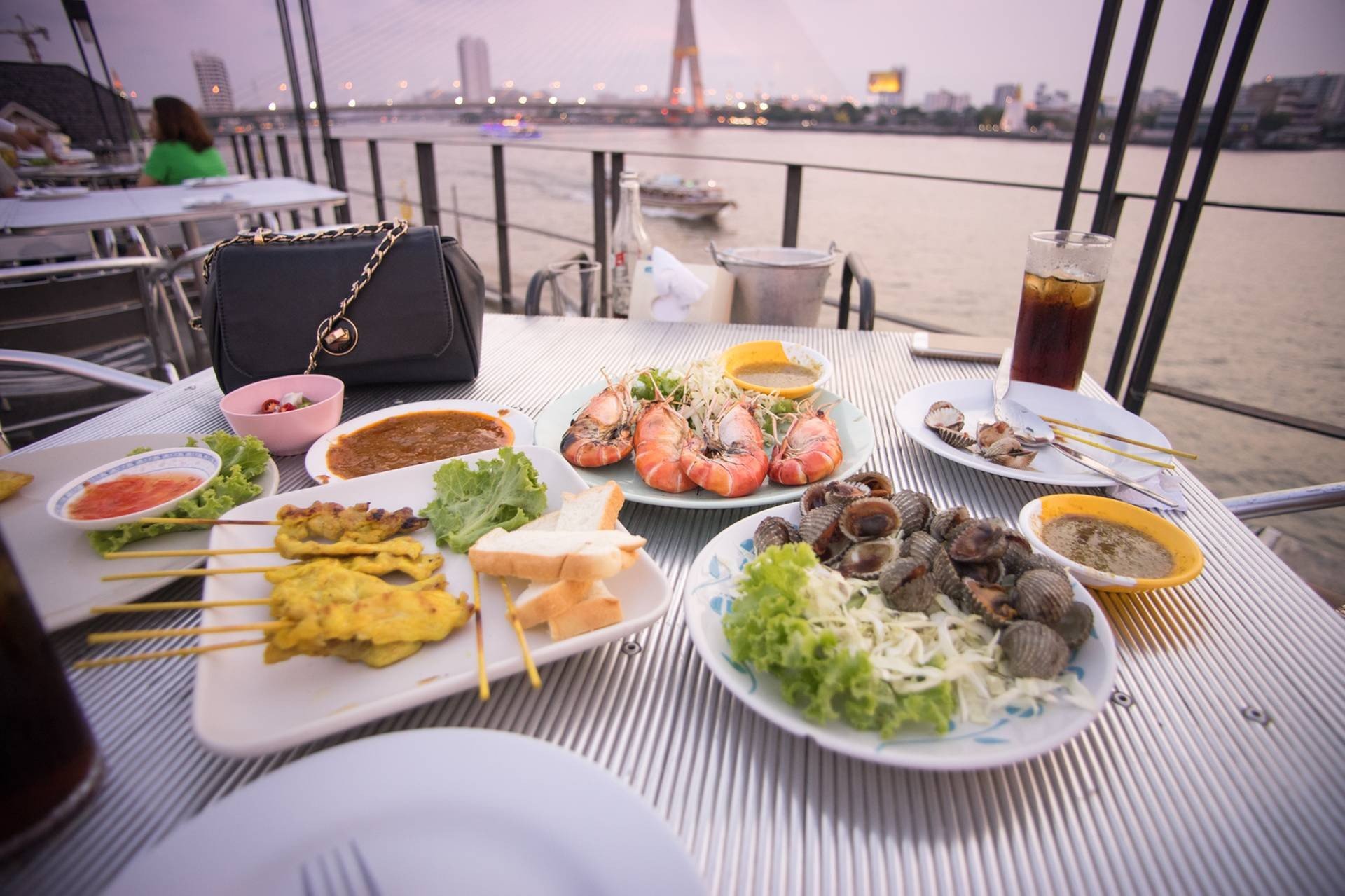 ร้าน In Love Bar & Restaurant | รีวิวร้านอาหาร