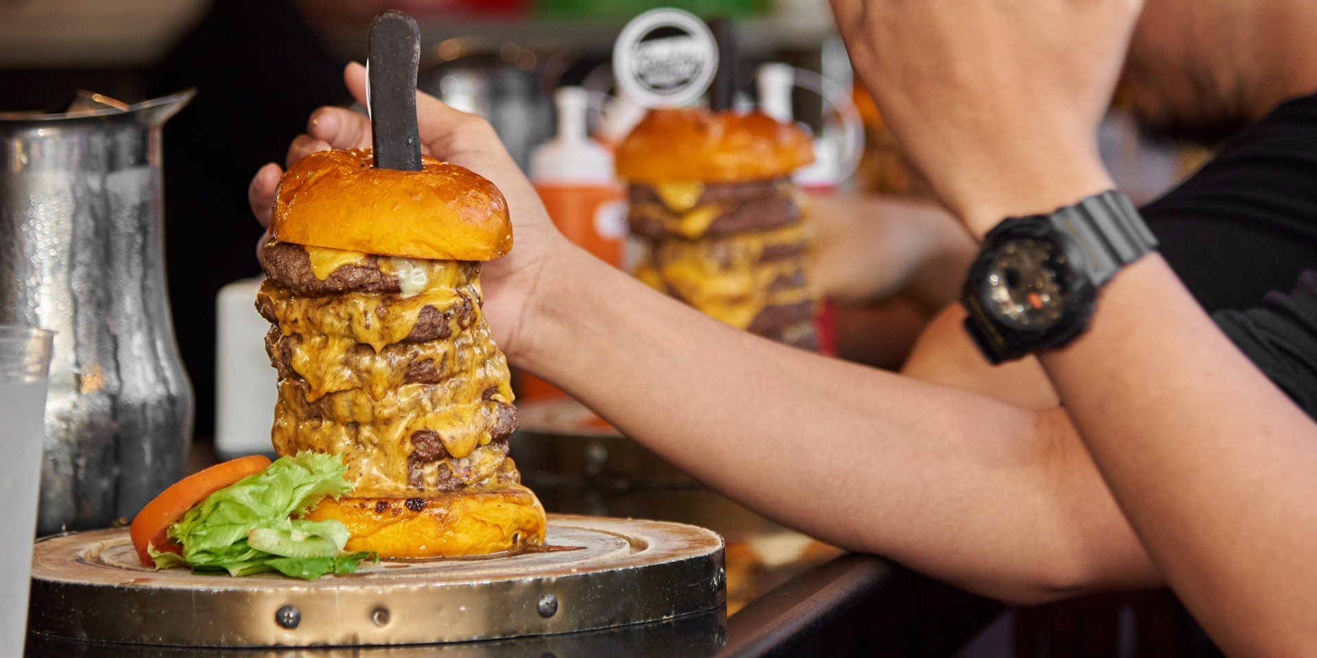 แข่งกินเบอร์เกอร์ ยักษ์ 1 กิโลกรัม 7 ชั้น ที่ร้าน Rock Me Burger - Wongnai