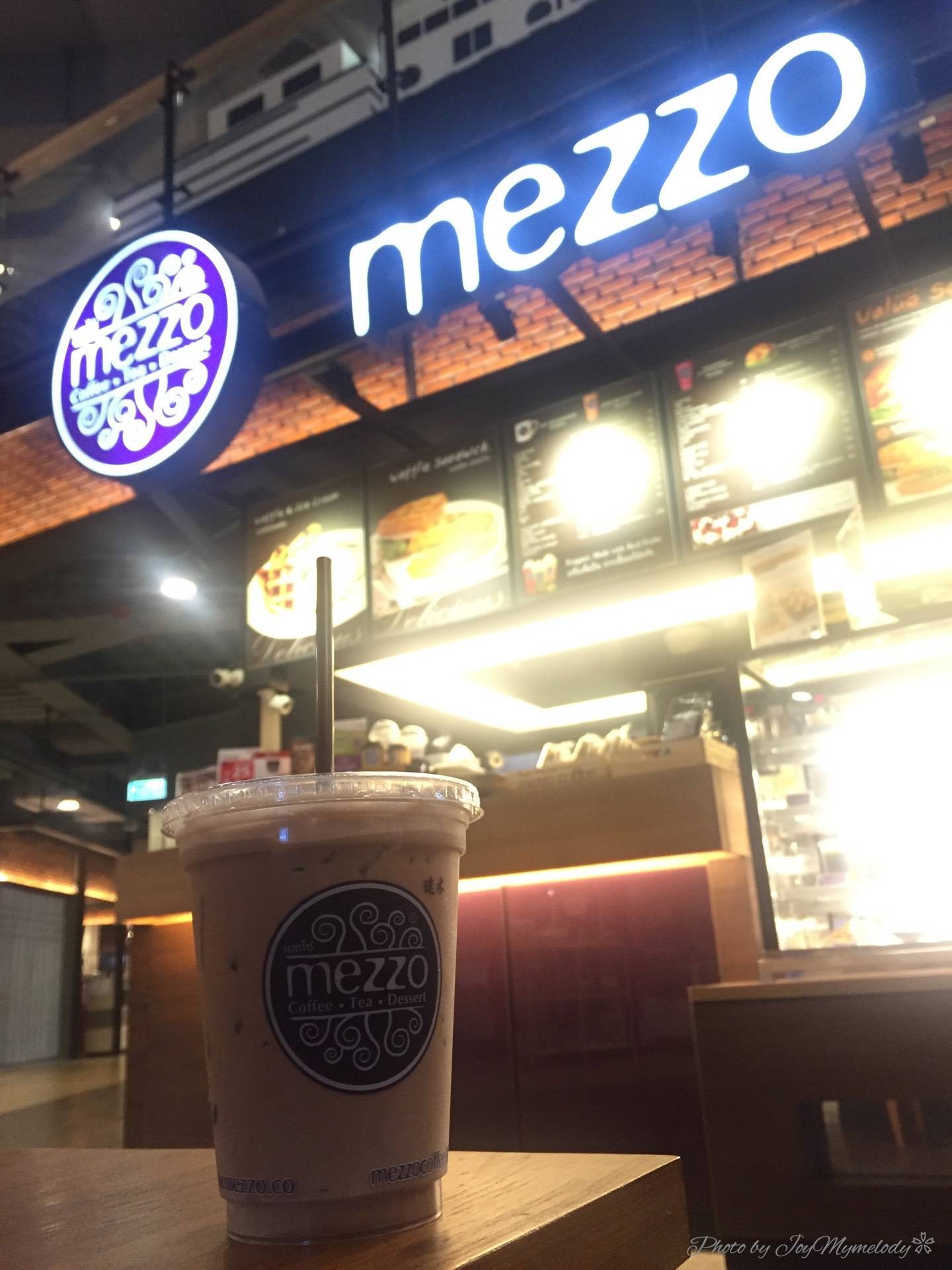iced chocolate .. • แชะกับโลโก้ร้าน ร้าน Mezzo Coffee เดอะสตรีท รัชดา