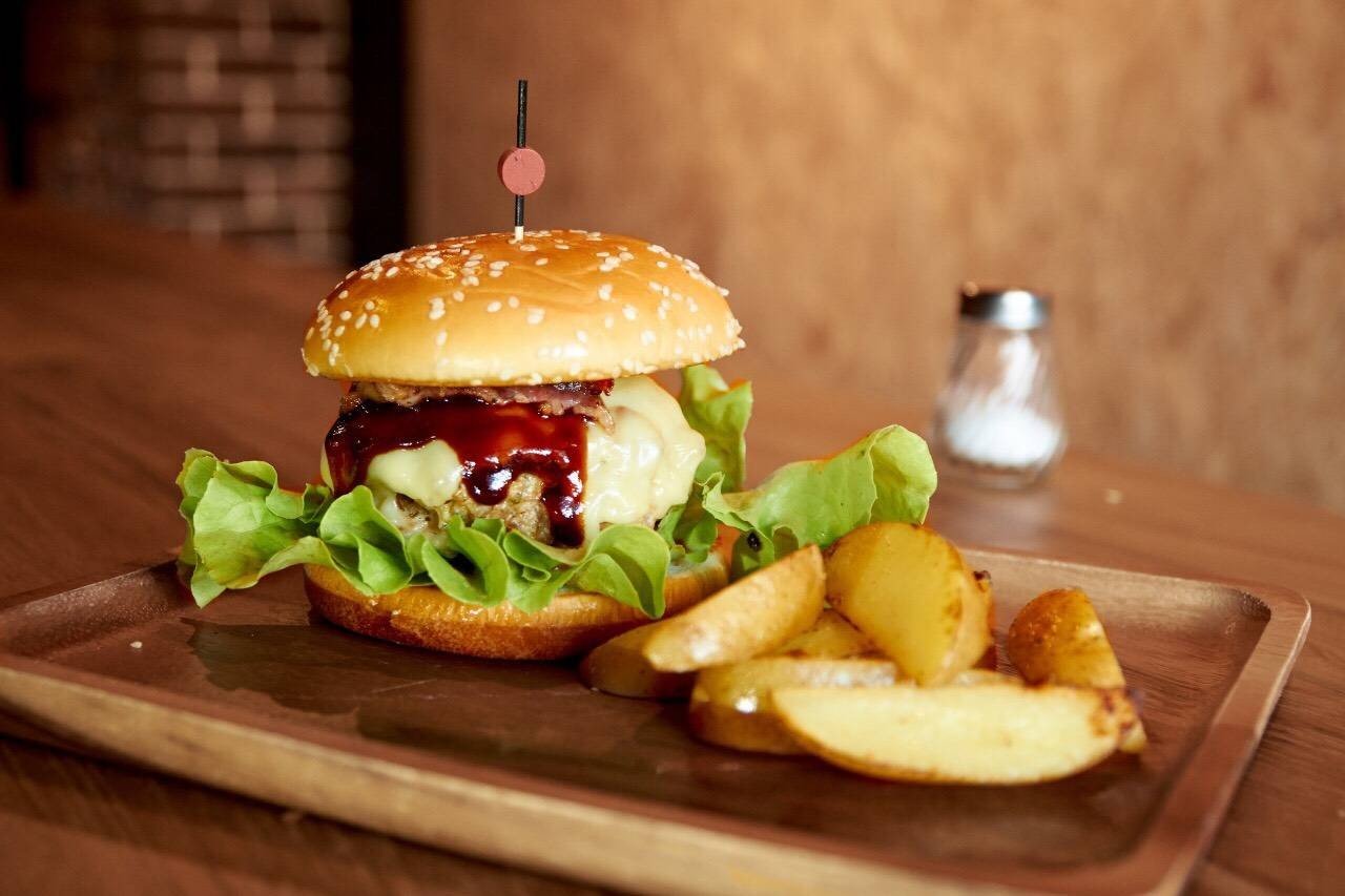 [รีวิว] ร้าน Bewitch Cafe&Bar | เมนูแนะนำ รูปภาพ ราคา