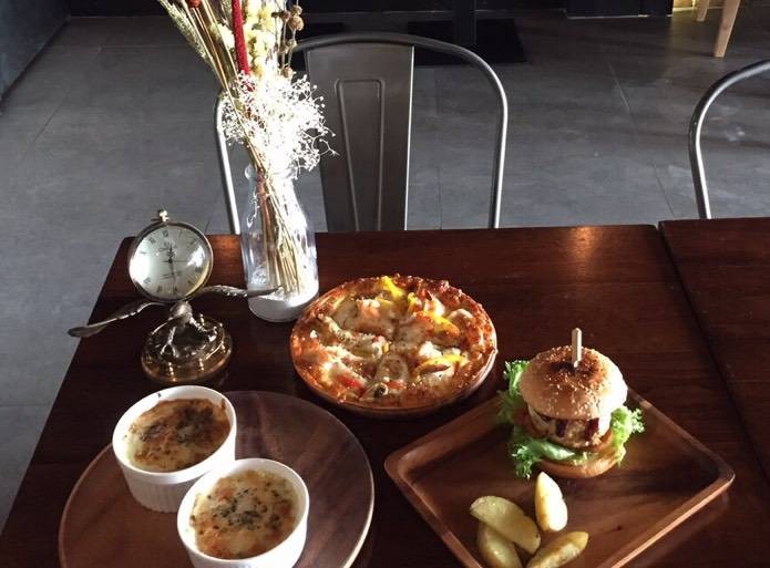 รีวิว Bewitch Cafe&Bar - อาหารอร่อยมากคับบรรยากาศดีมากๆ