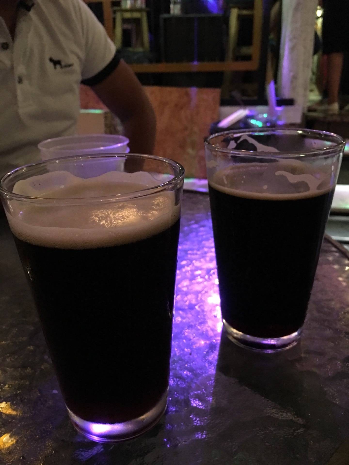 Absolutely Craftbeer • ซ้าย Nut Brown หอมมันถั่วหน่อยๆ ขวา Ruttikan Dunkel ขมแน่นๆ ร้าน Chitbeer