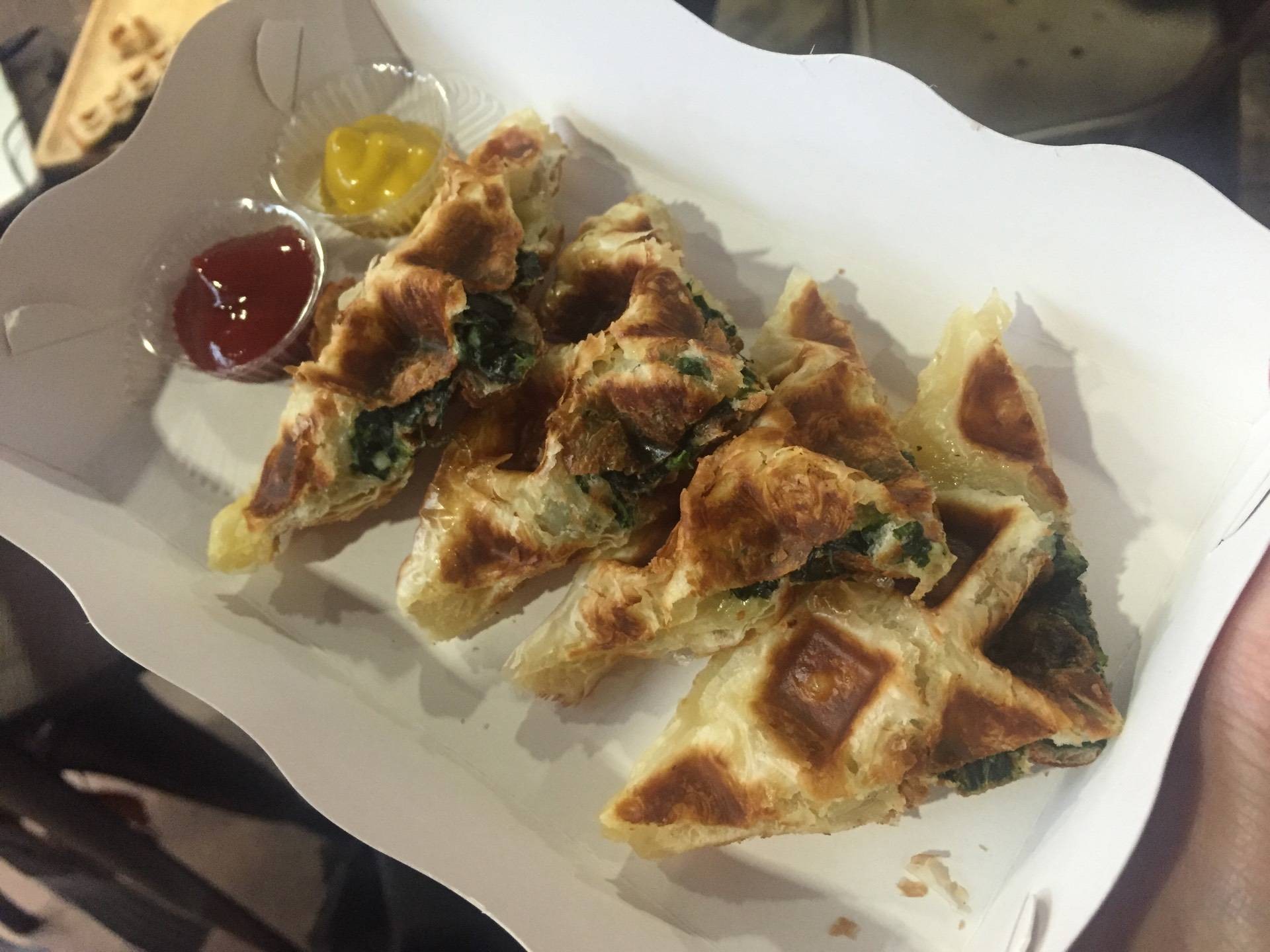 รีวิว THE CRAFFLE - มาแล้วต้องลอง วาฟเฟิลเนื้อครัวซอง กลิ่นเตะจมูก รสชาติถูกปาก ราคาน่าร๊ากก