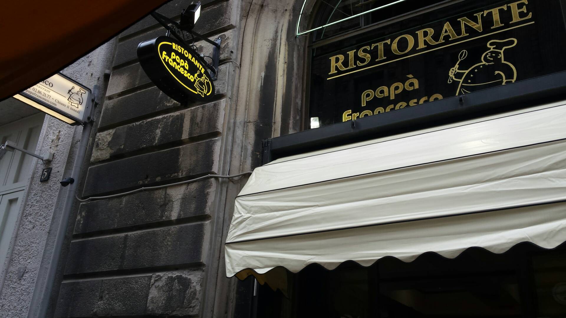รูป Papa Francesco Milano,Italy