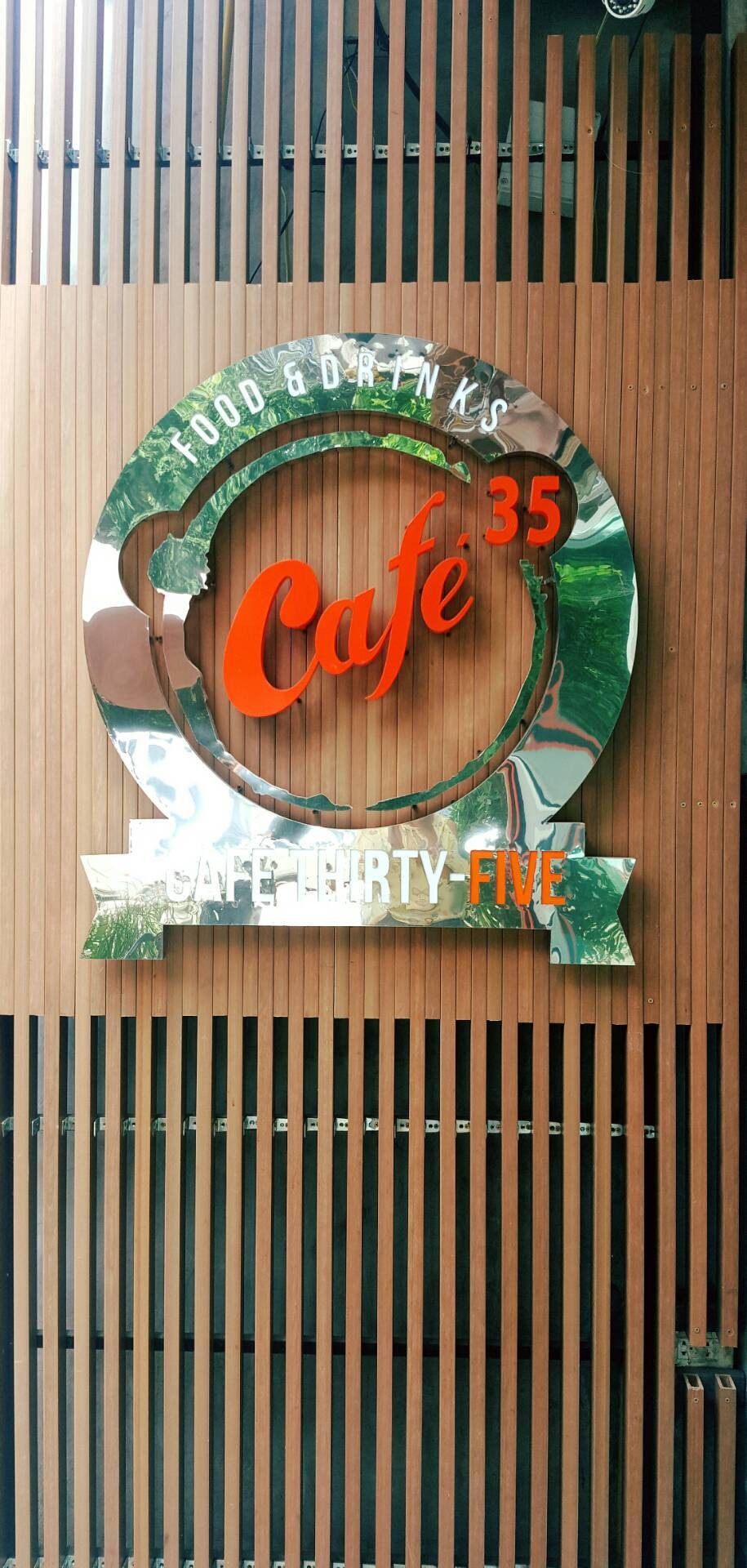 รีวิว Cafe'35 Pattaya - จิบกาแฟ กินข้าว นั่งชิวมองน้ำ ดูปลา มาที่นี่นะมีครบเลย..