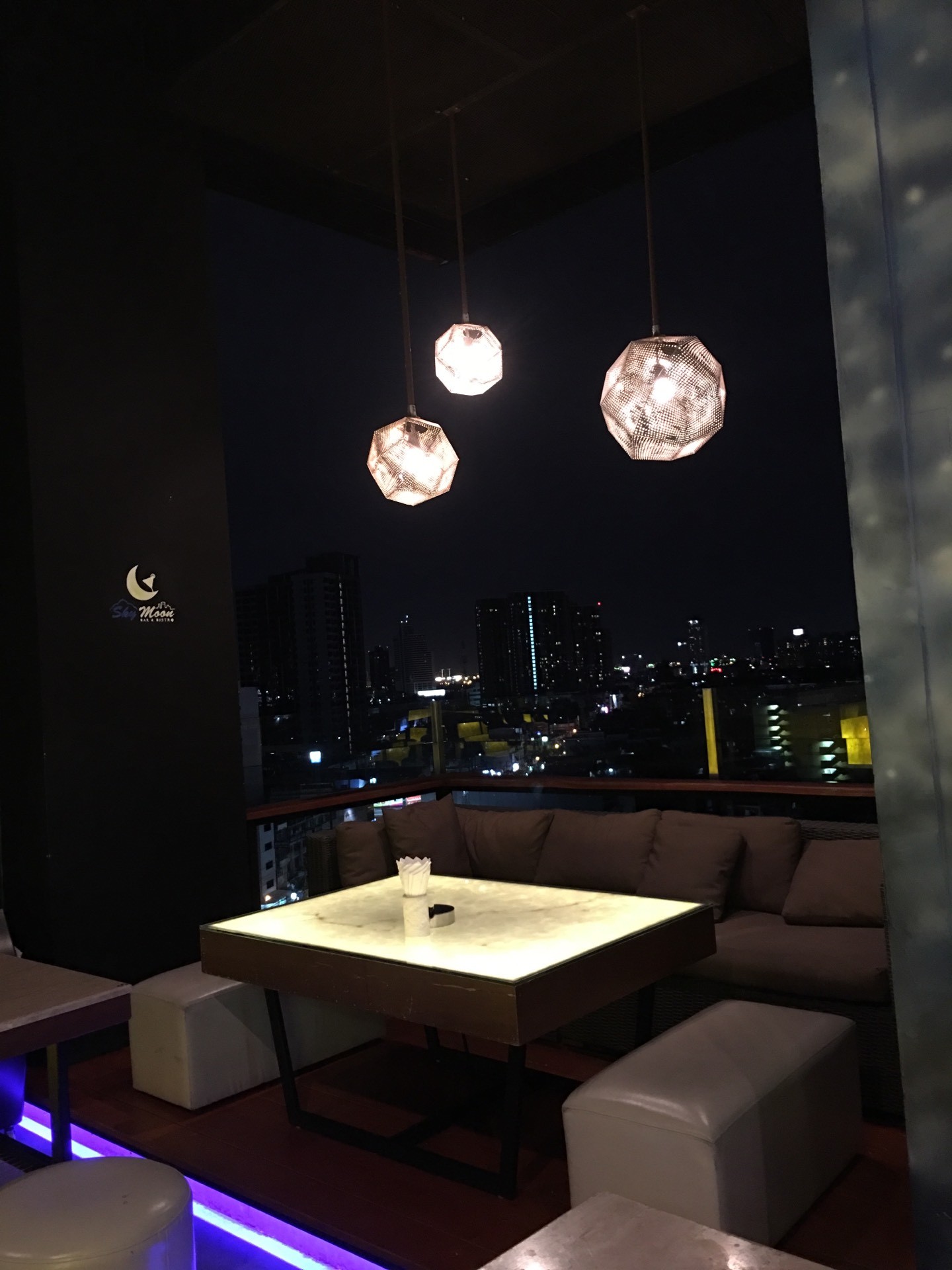 รีวิว Sky Moon Bar & Bistro - เน้นบรรยากาศสวยงาม