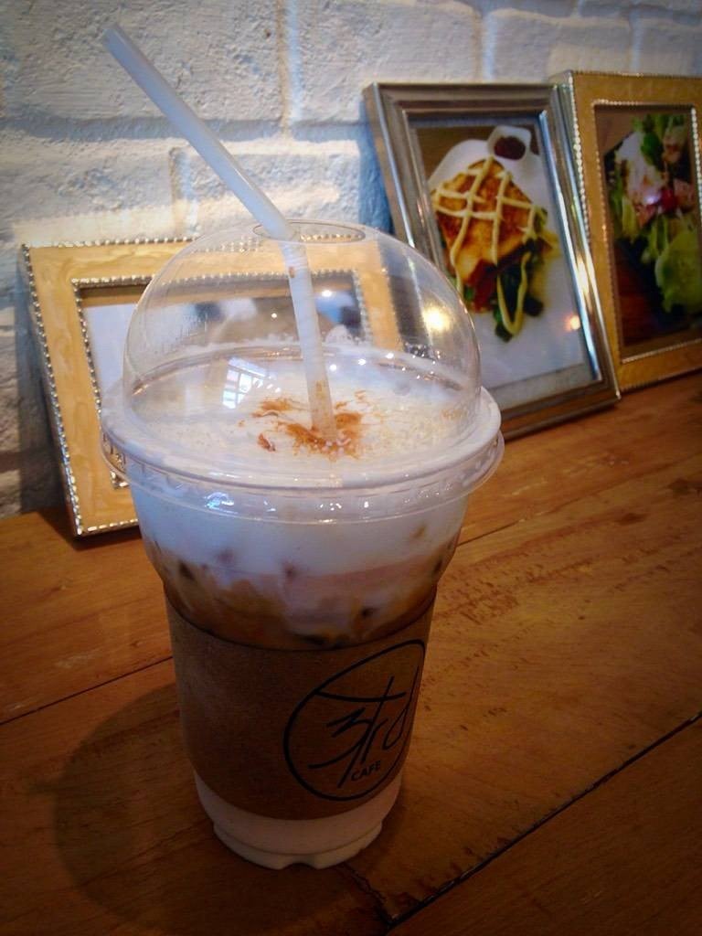 รีวิว 3rd CAFE - ร้านเล็กๆ แต่น่านั่งพักสุดๆ ในย่านที่ทั้งรถทั้งคนพลุกพล่านแบบนี้