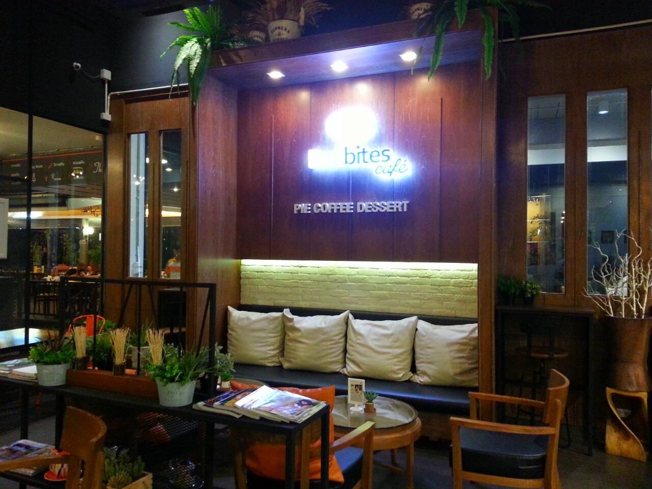 รีวิว Delibites Café & Snack Box เดลิไบท์ คาเฟ่ - เค้กที่นี่ไม่เคยทำให้ ...