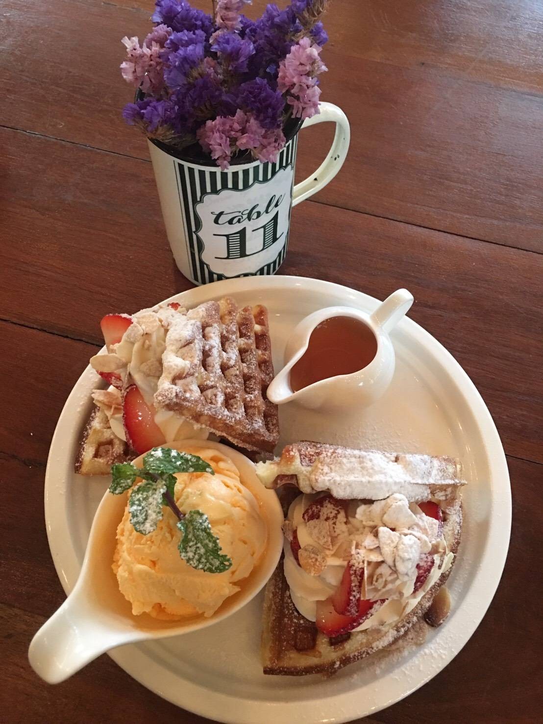 สตอเบอรี่วาฟเฟิล ร้าน Small Talk Cafe & Hangout