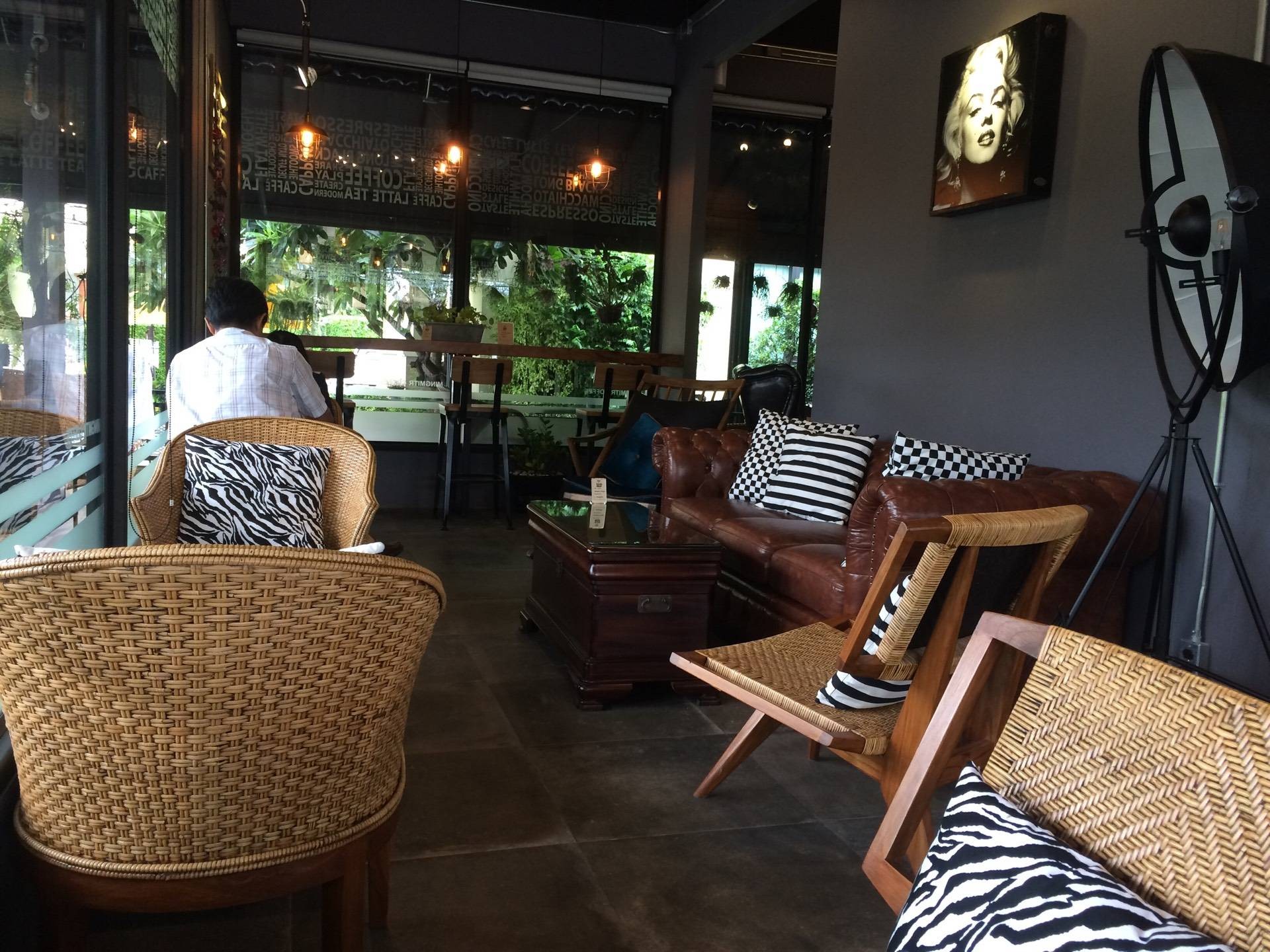 รีวิว The Xym cafe - กาแฟอร่อย บรรยากาศในร้านน่านั่งมากๆมีทั้ง indior ...