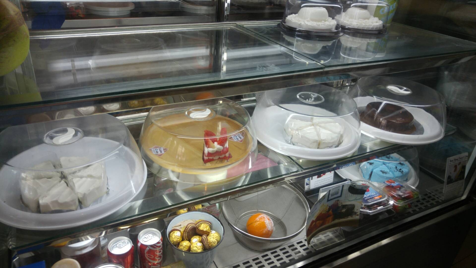 ช่วงเช้าๆเลยยังมีเค้กในตู้น้อยอยู่ ชั้นด้านบนเป็นเค้กโดม ร้าน CAKE CODE CAFE'