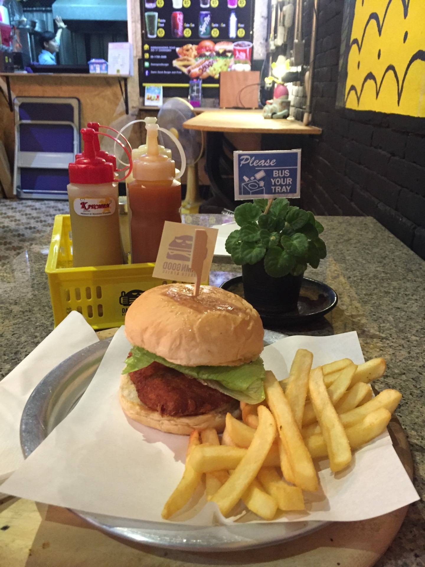ร้าน Damn Good Burger and Fries | รีวิวร้านอาหาร
