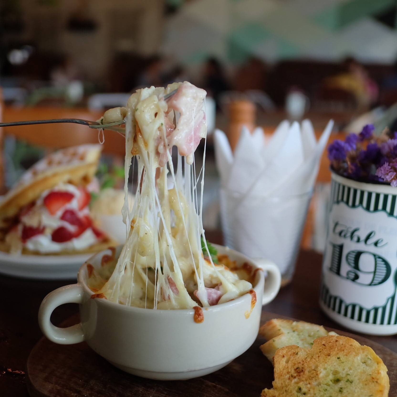 [รีวิว] ร้าน Small Talk Cafe & Hangout | เมนูแนะนำ รูปภาพ ราคา