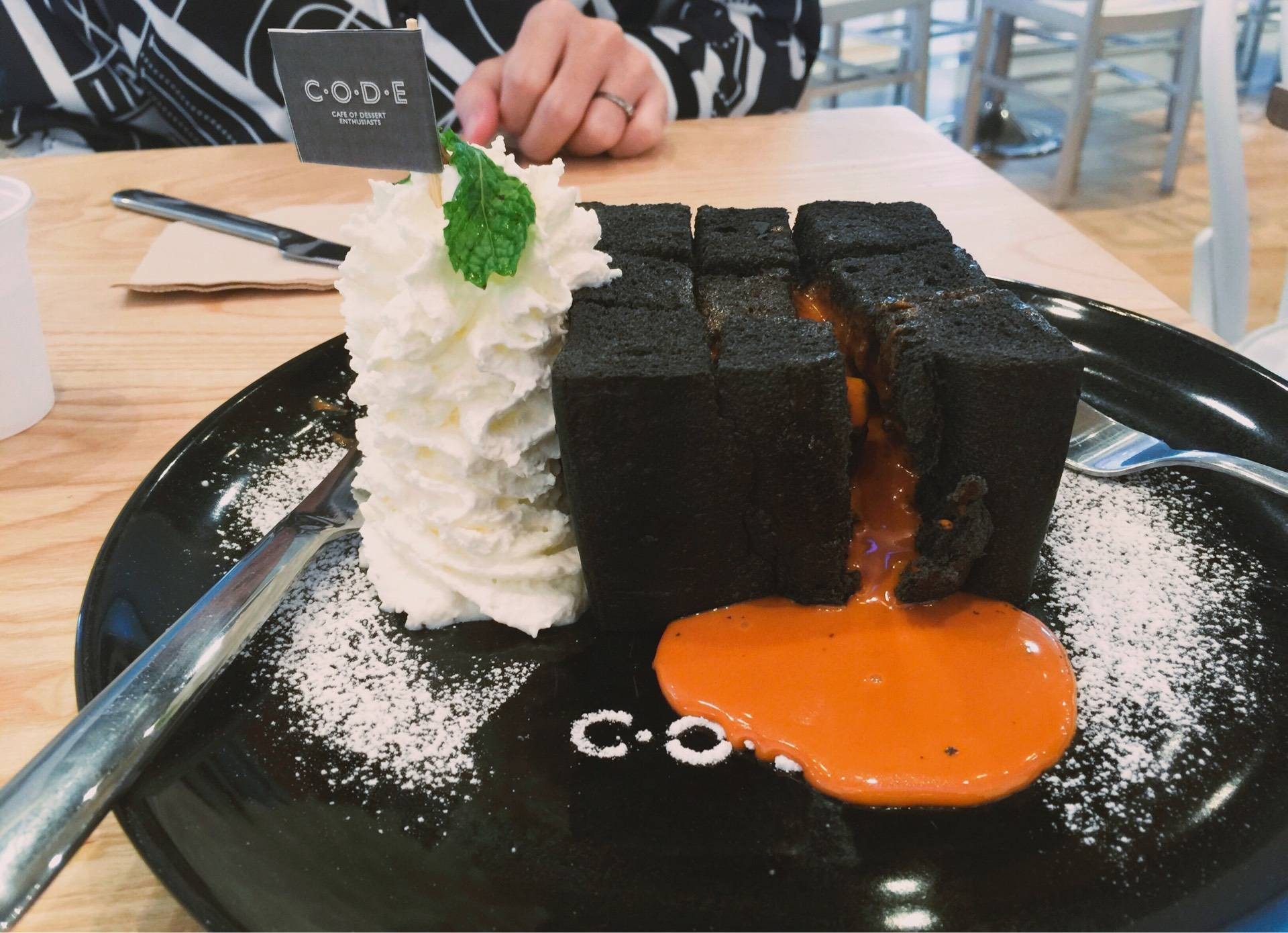 รีวิว CODE Cafe of Dessert Enthusiasts Siam Paragon - ลาวาชาไทยถือว่าเด็ด