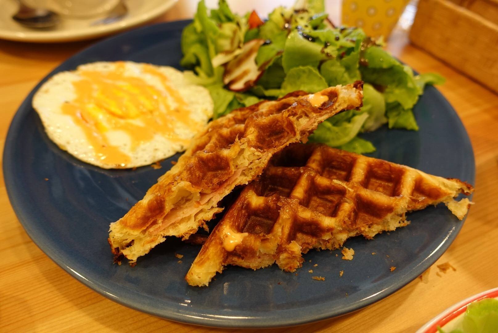 Ham cheese or Spinach Craffle • 185.- หลังหั่นครึ่ง , แป้งครัวซองแต่อบด้วยเครื่องทำวาฟเฟิล อร่อย ...