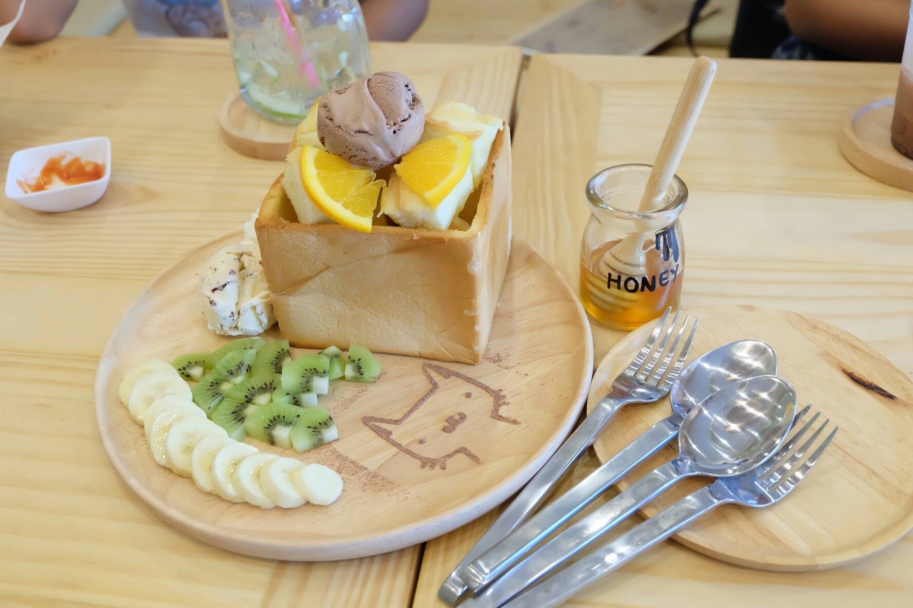 รีวิว Catfeine House&Cafe - คาเฟ่แมวสุดน่ารัก